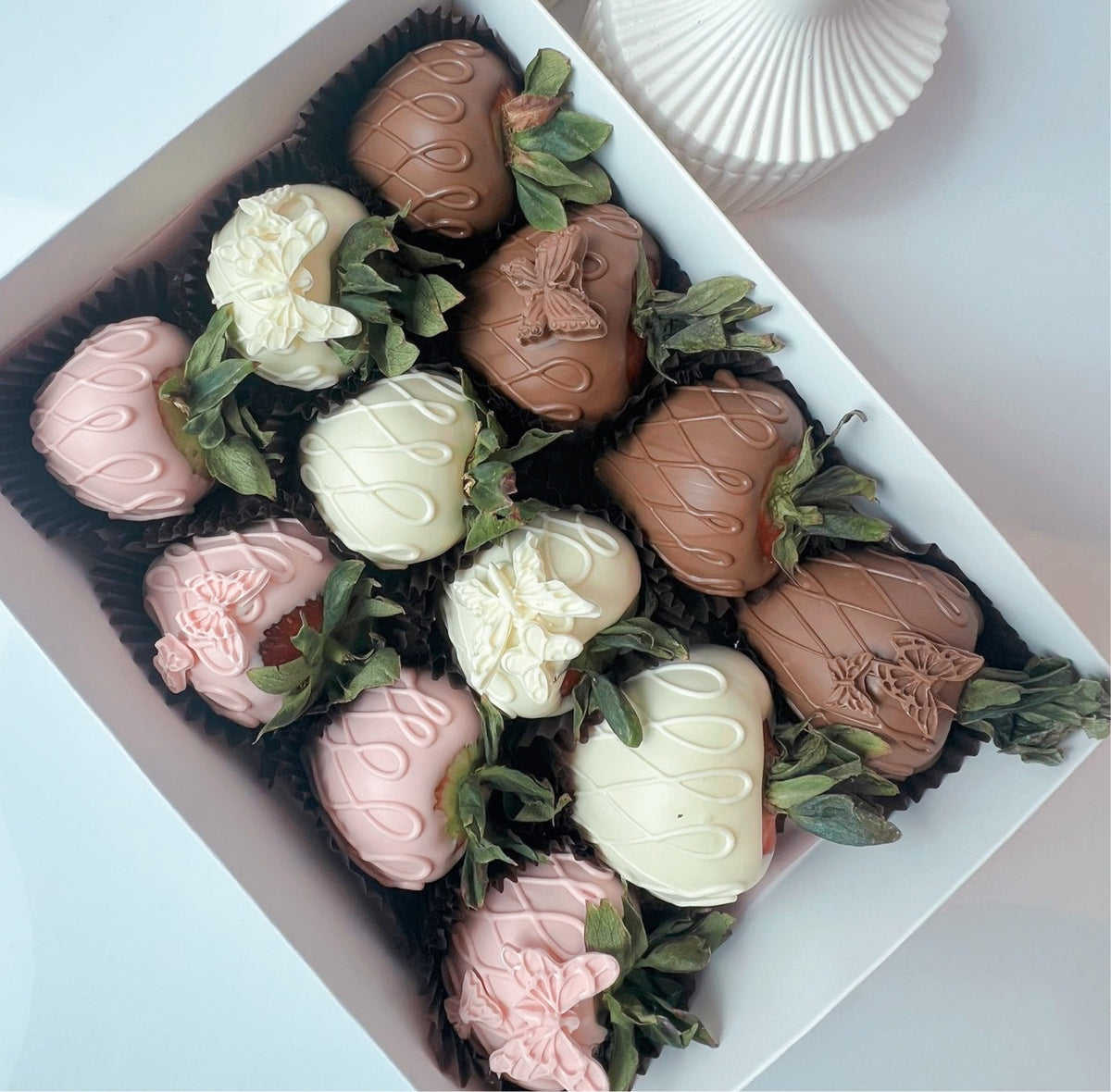 Monochrome Magic – Dip the Tip Deserts